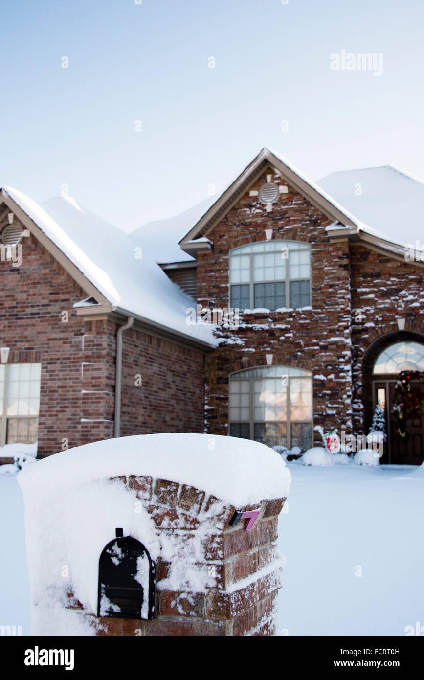 Suburban house winter hi-res stock photography and images - Alamy