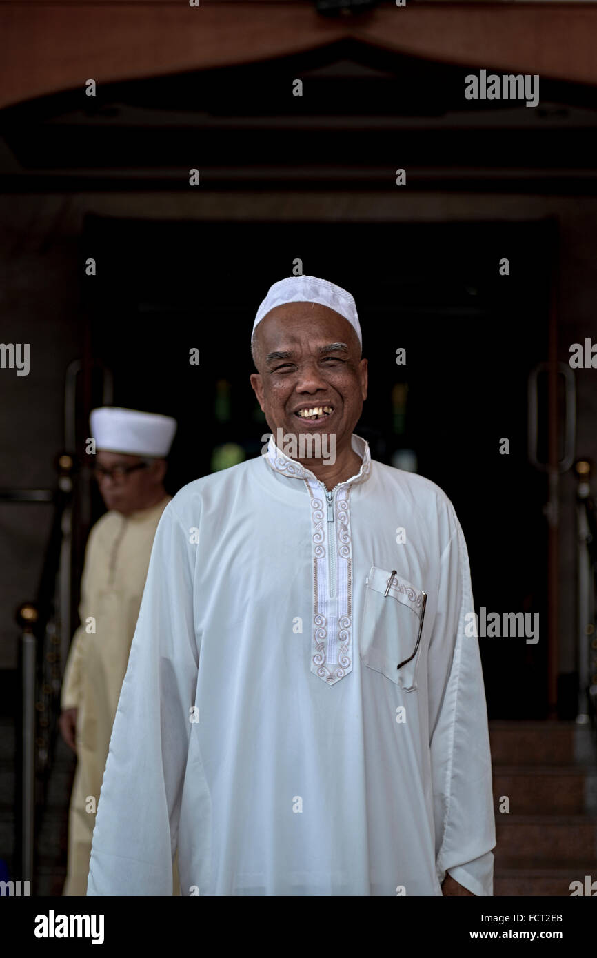 Traditional dress of muslims hi-res stock photography and images - Alamy