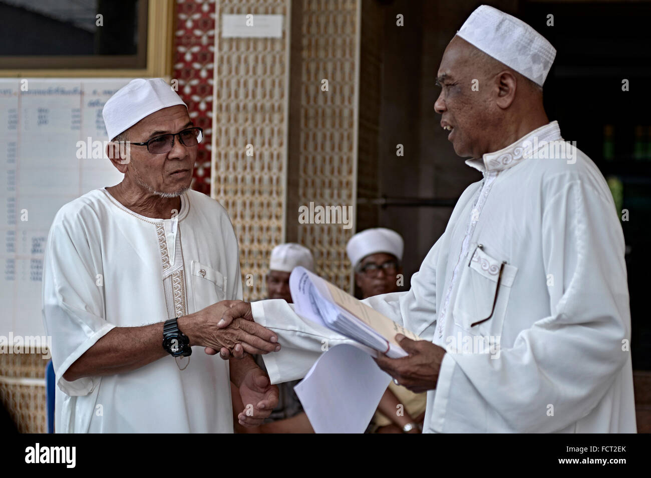 Traditional dress of muslims hi-res stock photography and images - Alamy