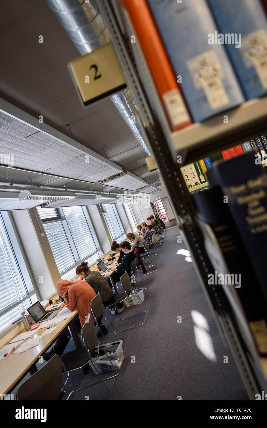 University students watch lecture hi-res stock photography and images ...