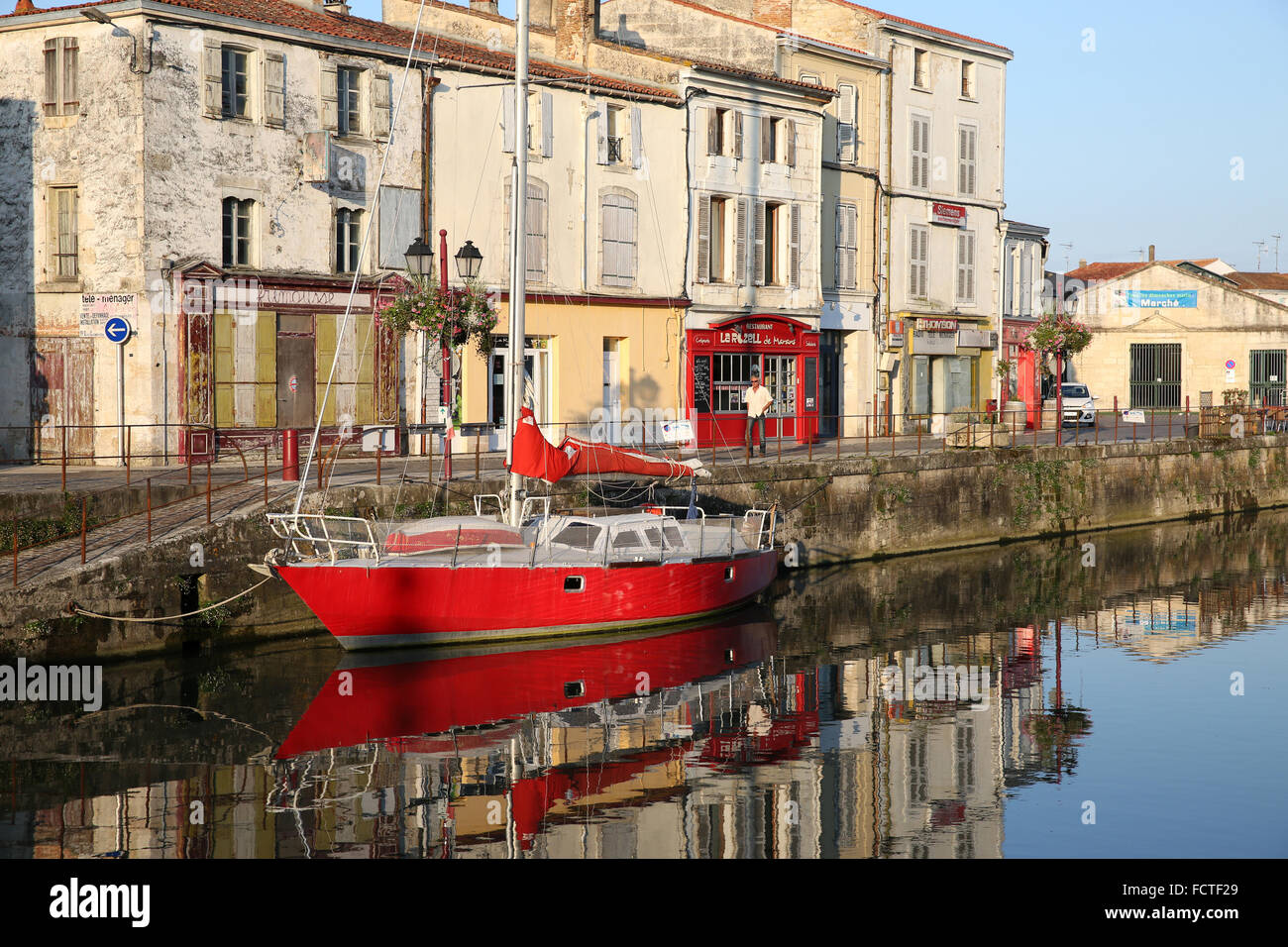 Marans (western France), August 2014: the city harbour Stock Photo - Alamy