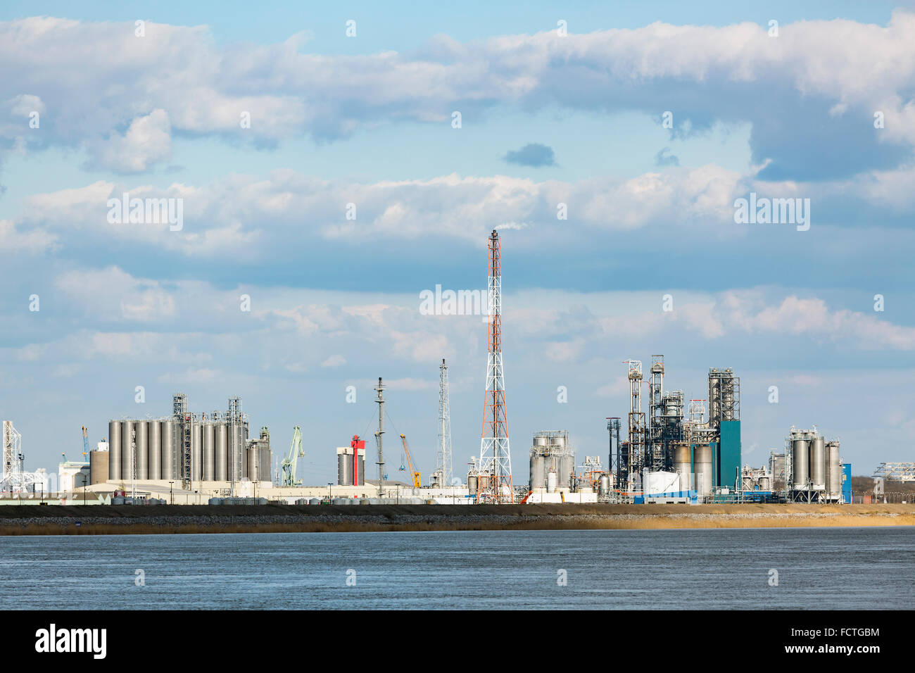 Distillation tower damage High Resolution Stock Photography and Images ...