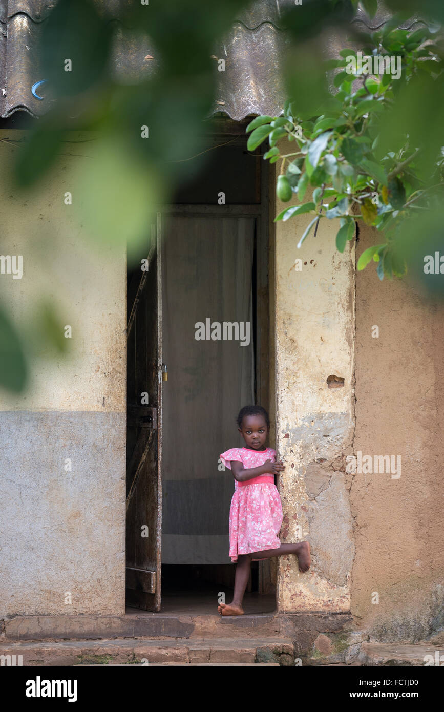 Peering around the corner hi-res stock photography and images - Alamy