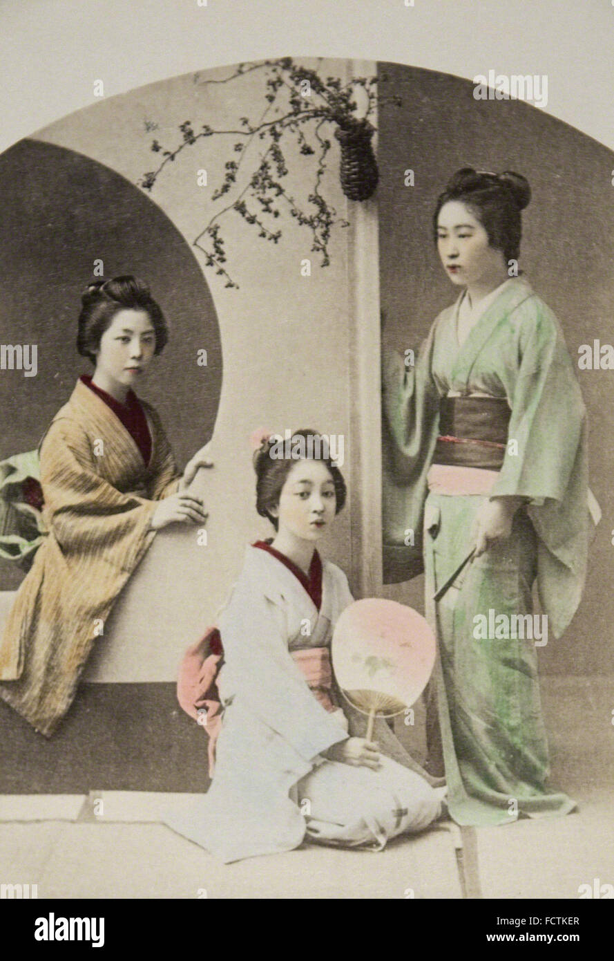 Traditional geisha girls hi-res stock photography and images - Alamy