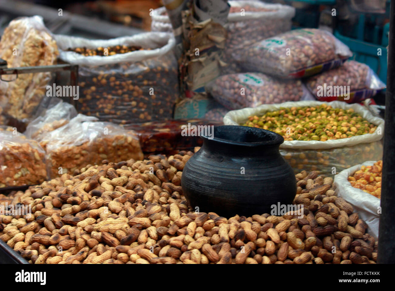 Peanut vendor india hi-res stock photography and images - Alamy