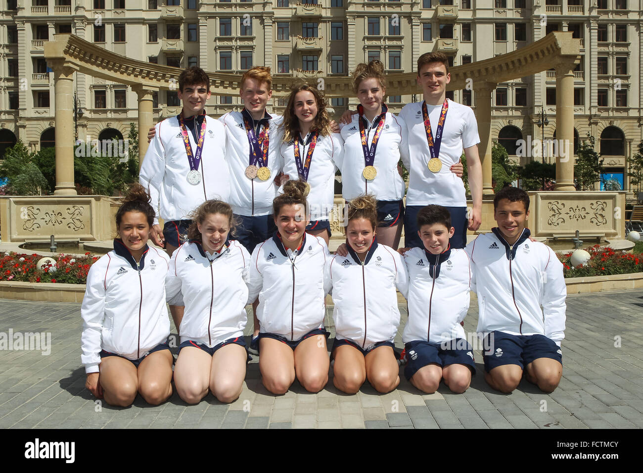 The great britain diving team pose with their medals hi-res stock ...