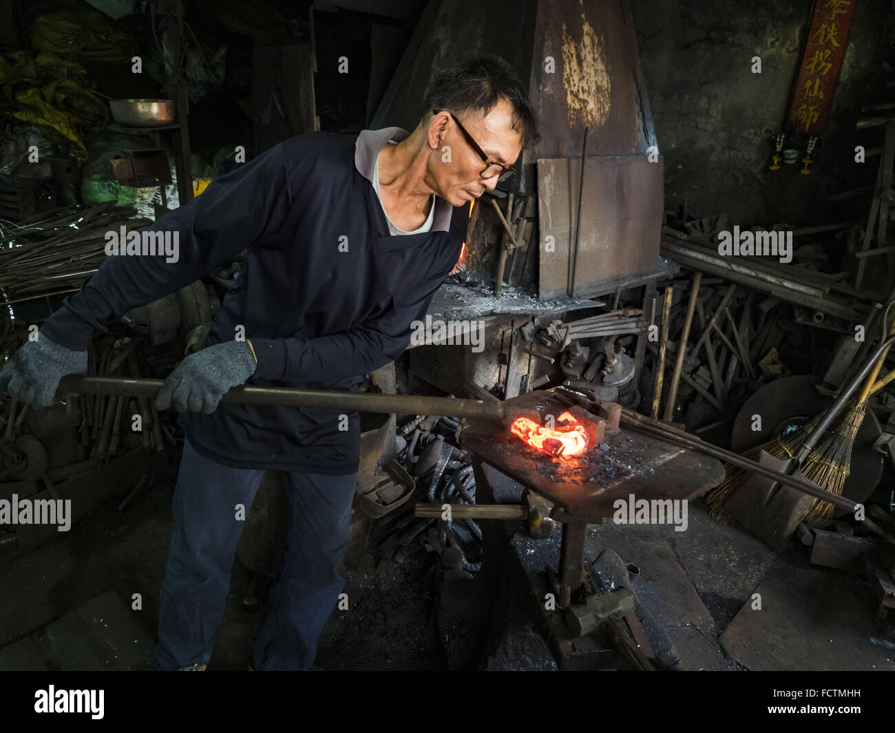 Bangkok, Bangkok, Thailand. 25th Jan, 2016. The man who operates a ...
