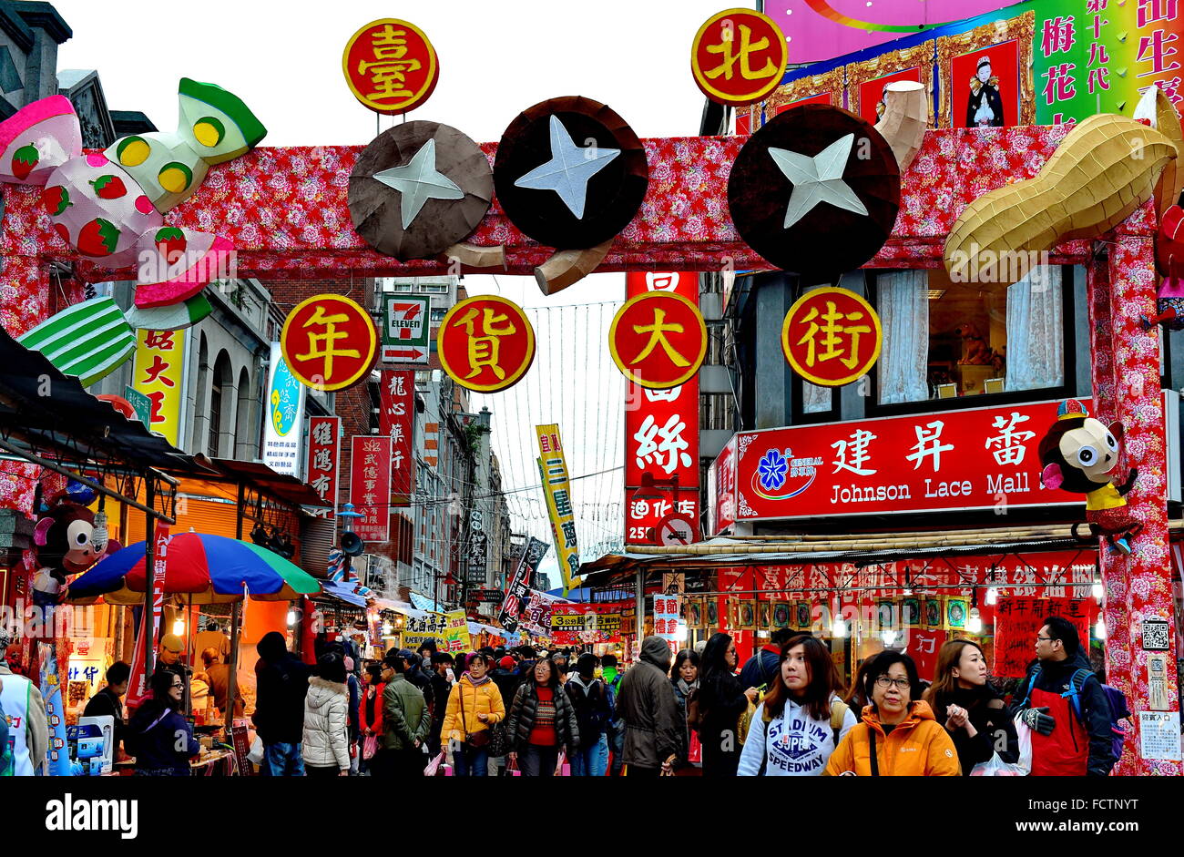 Taipei's Taiwan. 25th Jan, 2016. People swarm a commercial street full ...
