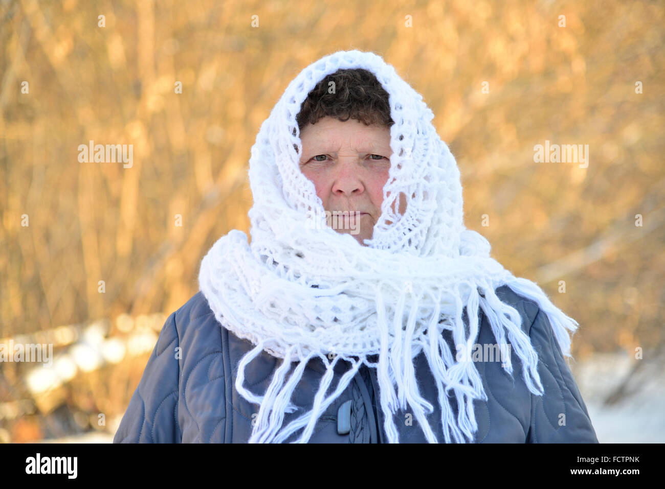 elderly woman in white knitted shawl on her head Stock Photo - Alamy