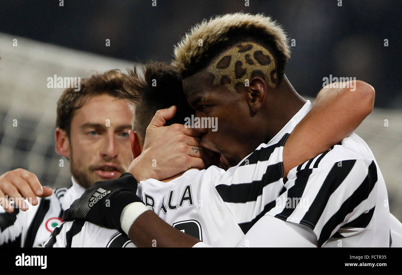 JuventusÕ Paulo Dybala, back to camera, celebrates with teammates ...