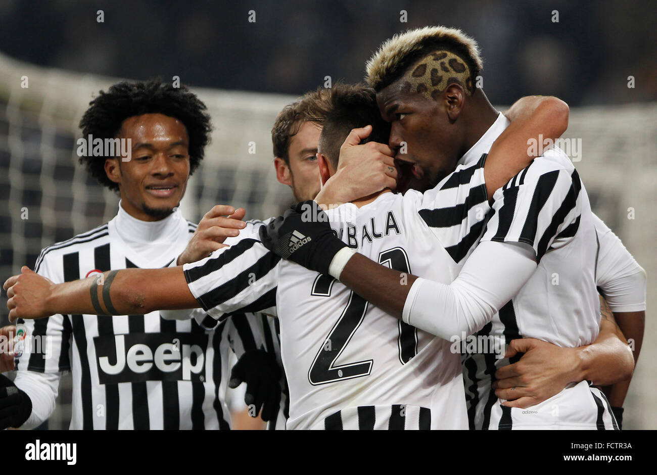 JuventusÕ Paulo Dybala, back to camera, celebrates with teammates Juan ...