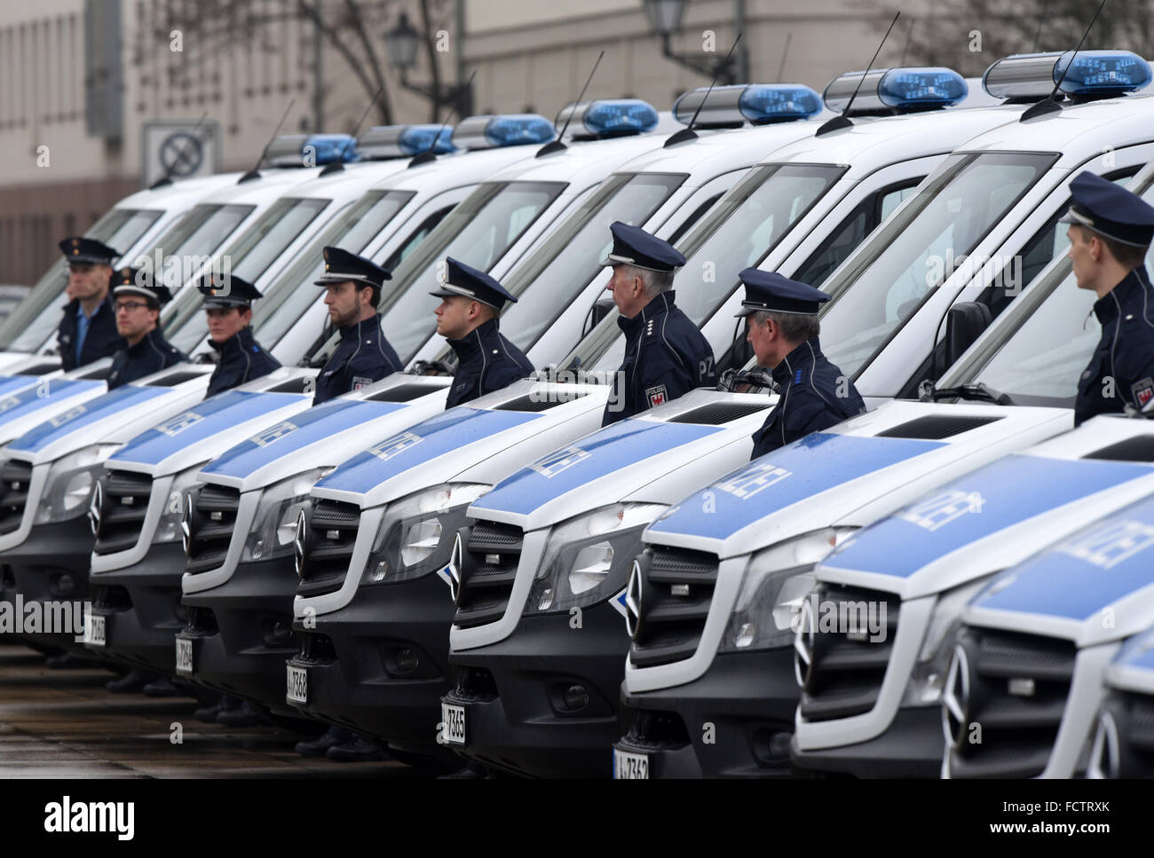 Police officers line up hi-res stock photography and images - Alamy