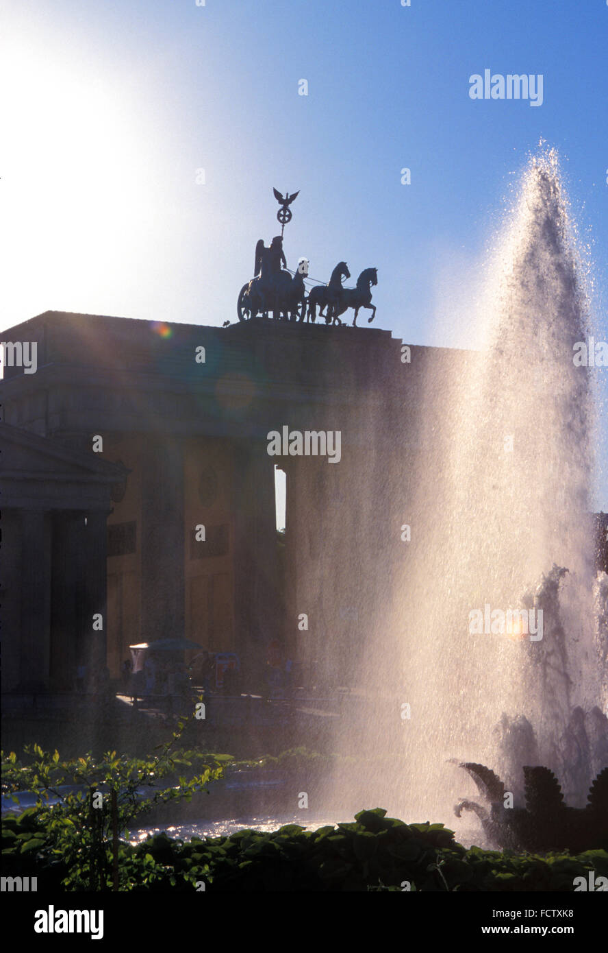 Europe, Germany, Berlin, the Brandenburg Gate at the square Pariser ...