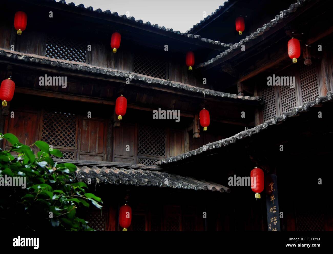 (160125) -- BEIJING, Jan. 25, 2016 (Xinhua) -- Red lanterns are hung on ...