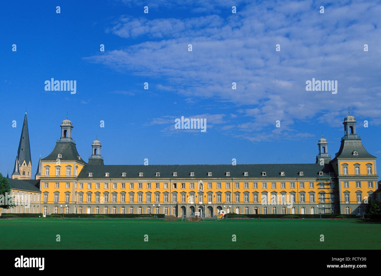 DEU, Germany, Bonn, the Hofgarten and the University, left behind the ...