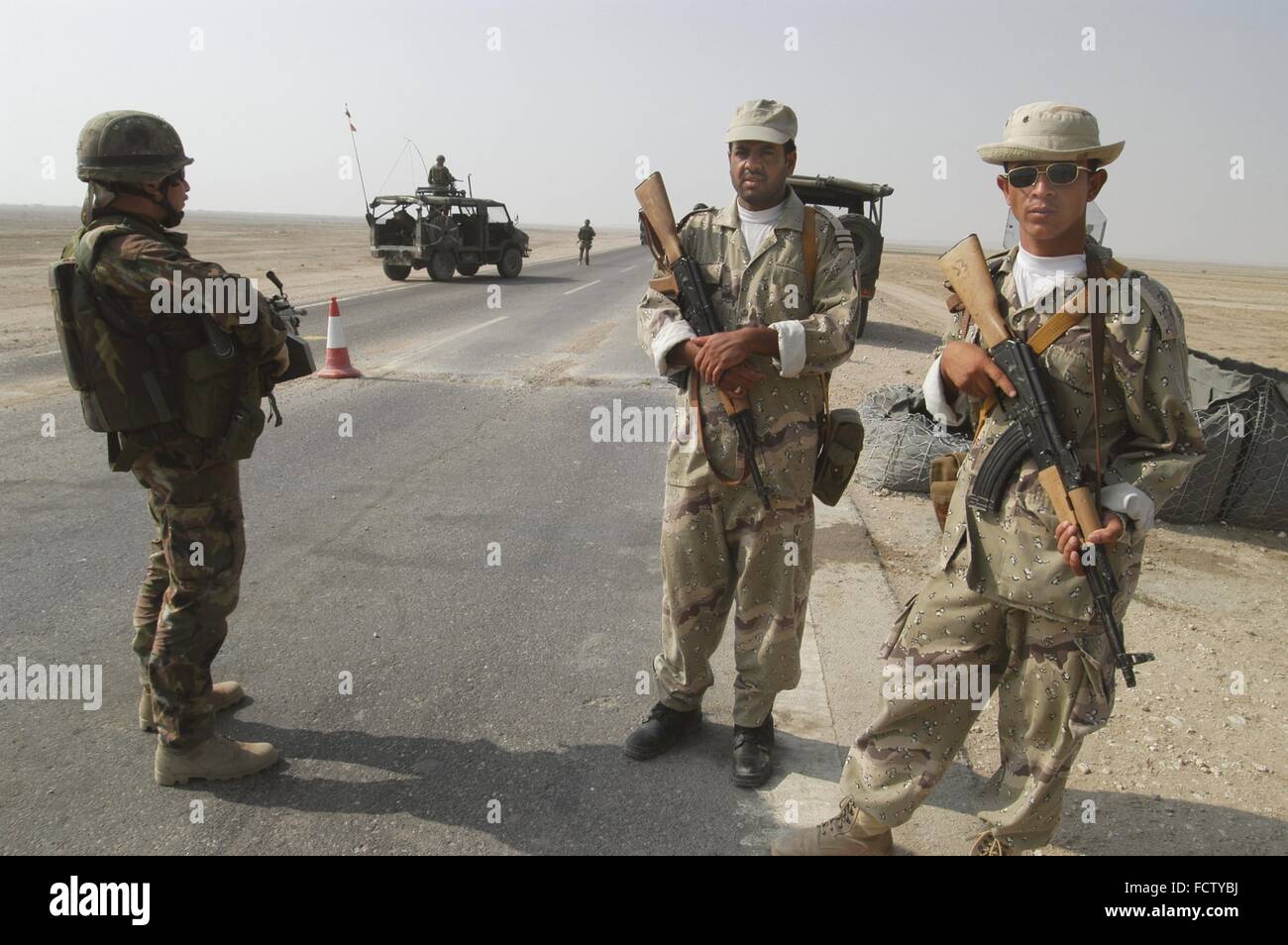 New reconstituted Iraqi army after the 2003 war, checkpoint on the ...