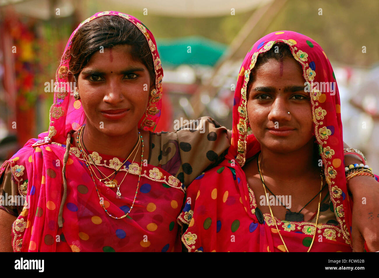 Rajasthani girls in traditional outfit. Pushkar, Ajmer, Rajasthan ...