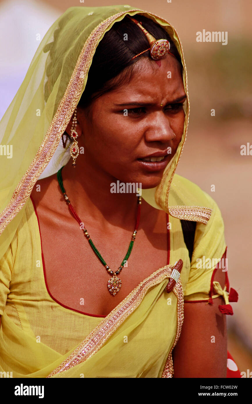 Rajasthani woman in traditional outfit. Pushkar, Ajmer, Rajasthan ...