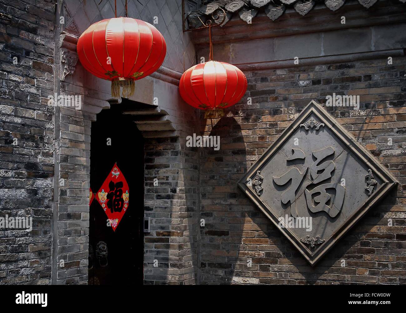 (160125) -- BEIJING, Jan. 25, 2016 (Xinhua) -- Lanterns are hung on the ...