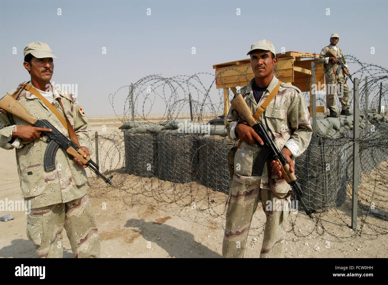 New reconstituted Iraqi army after the 2003 war, checkpoint on the ...