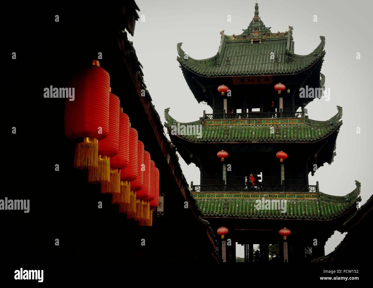 (160125) -- BEIJING, Jan. 25, 2016 (Xinhua) -- Lanterns are hung on ...