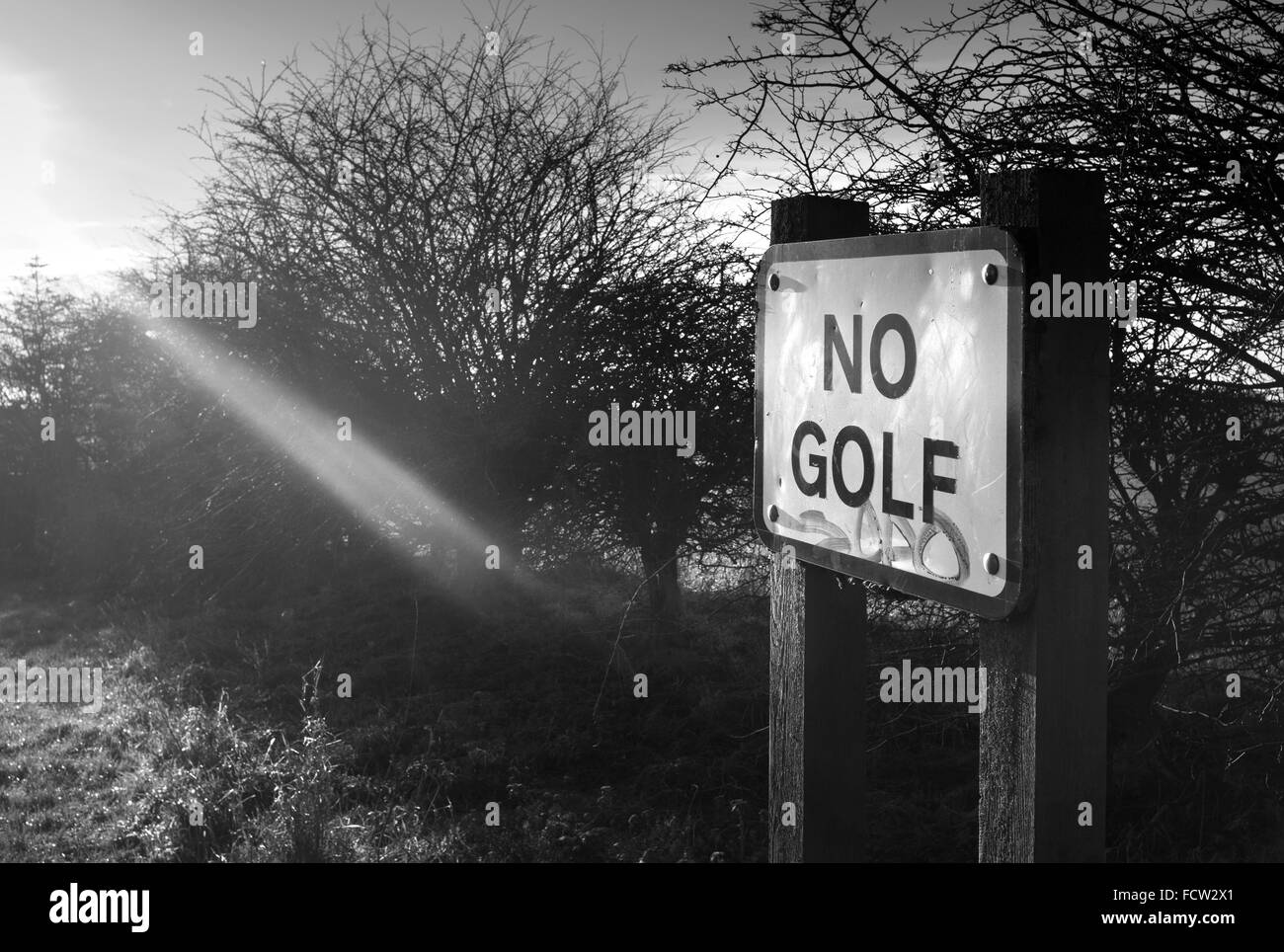 Golf warning sign hi-res stock photography and images - Alamy