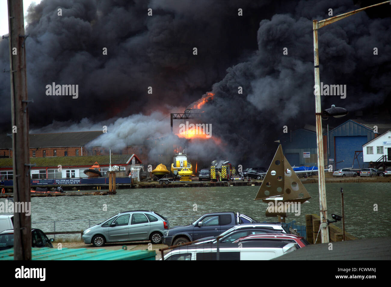 Dozens firefighters tackling fire hi-res stock photography and images ...