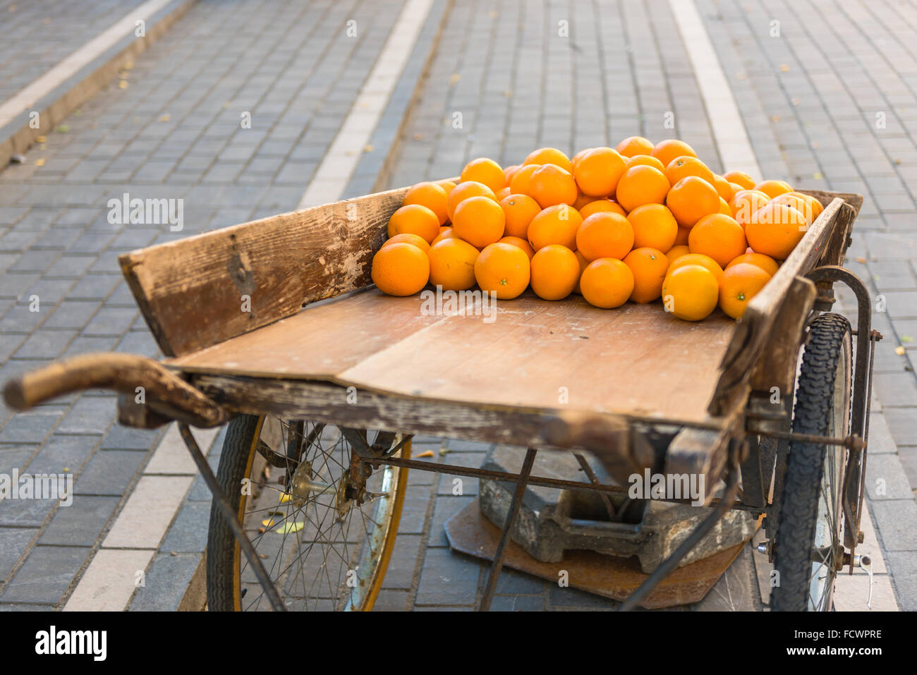 Oranges cart hi-res stock photography and images - Alamy