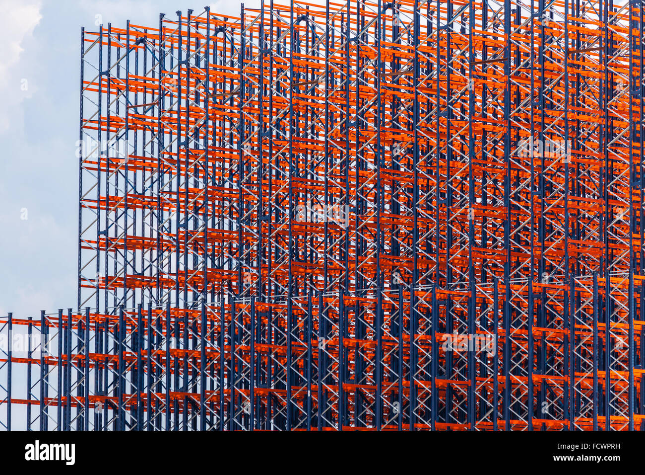 Red metal beams hi-res stock photography and images - Alamy