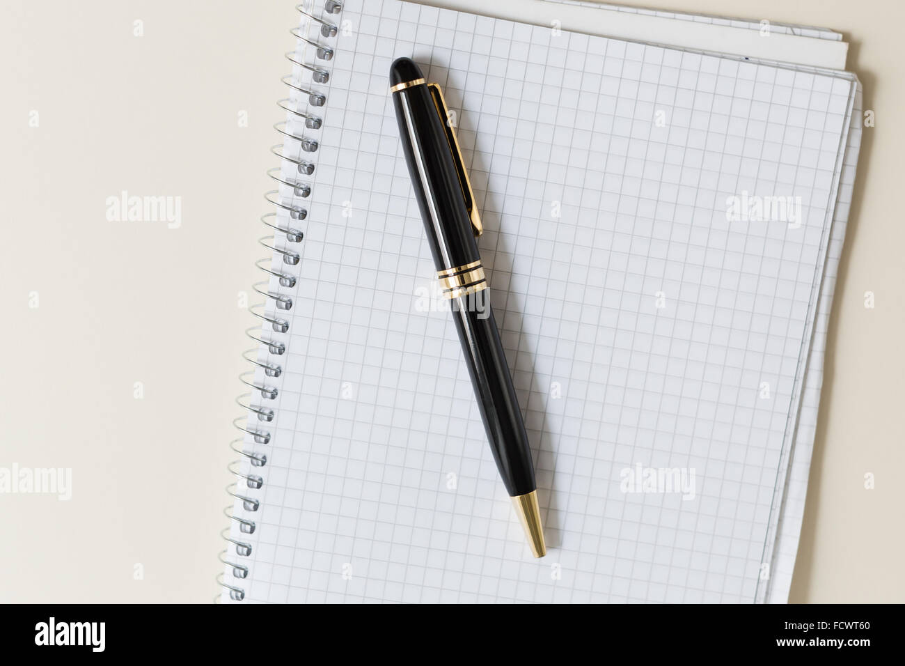 black pen with white pad or notepad on ivory table Stock Photo - Alamy