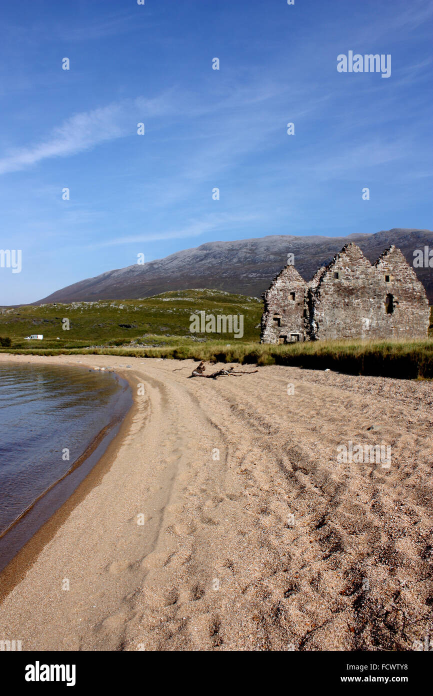 A beach with deserted barn on Loch Assynt Stock Photo - Alamy