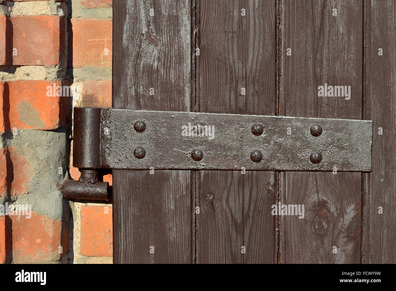 Ancient door hinge on wooden door closeup Stock Photo - Alamy