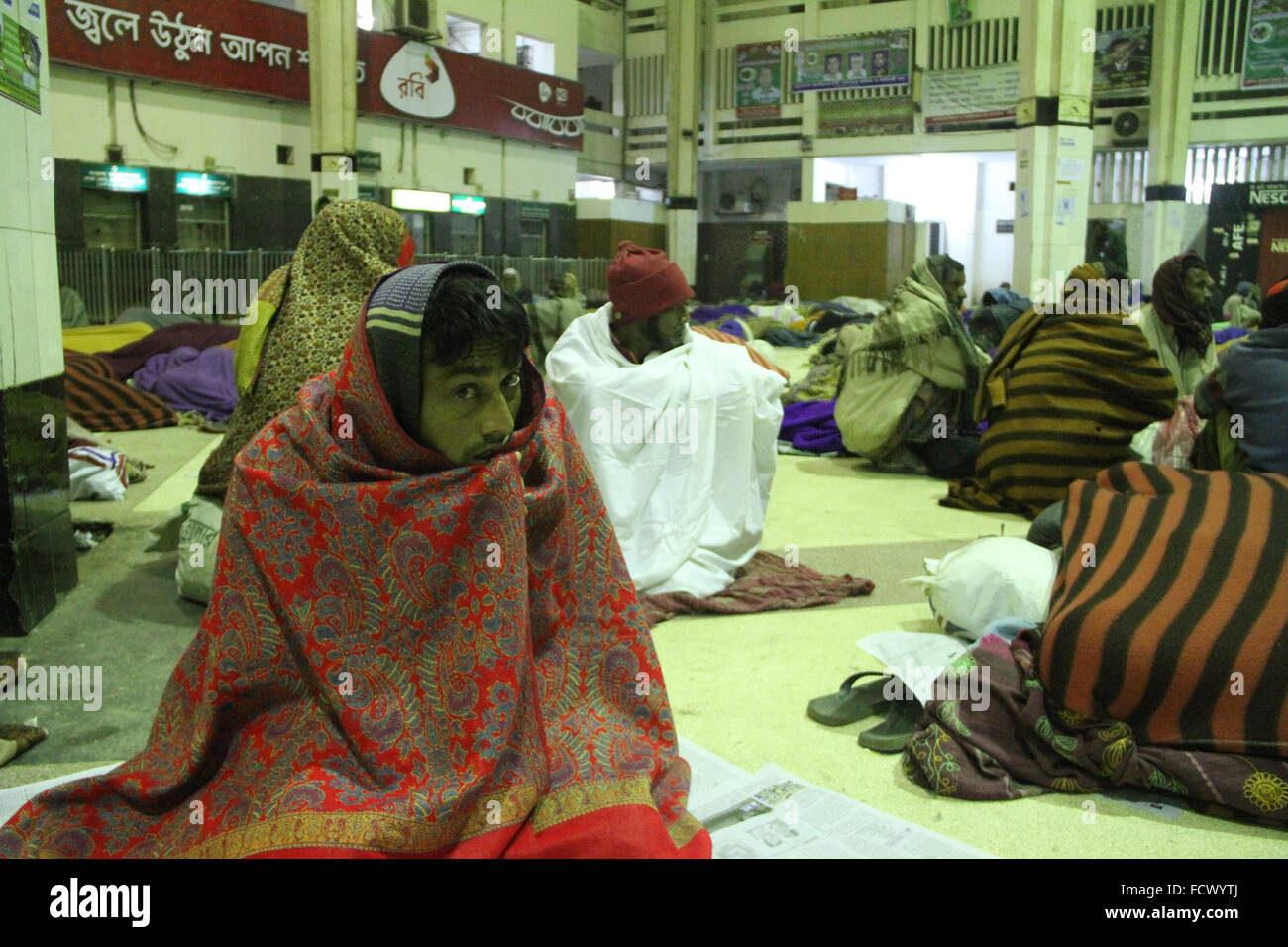 Dhaka, Bangladesh. 26th January, 2016. Some poor people sit at railway ...