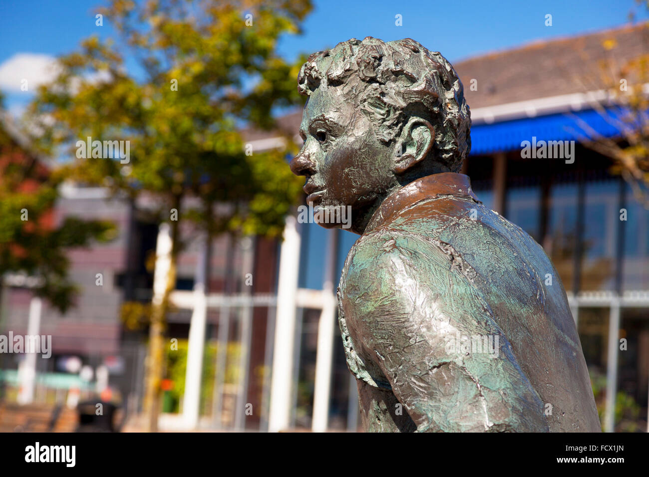 Dylan thomas statue hi-res stock photography and images - Alamy