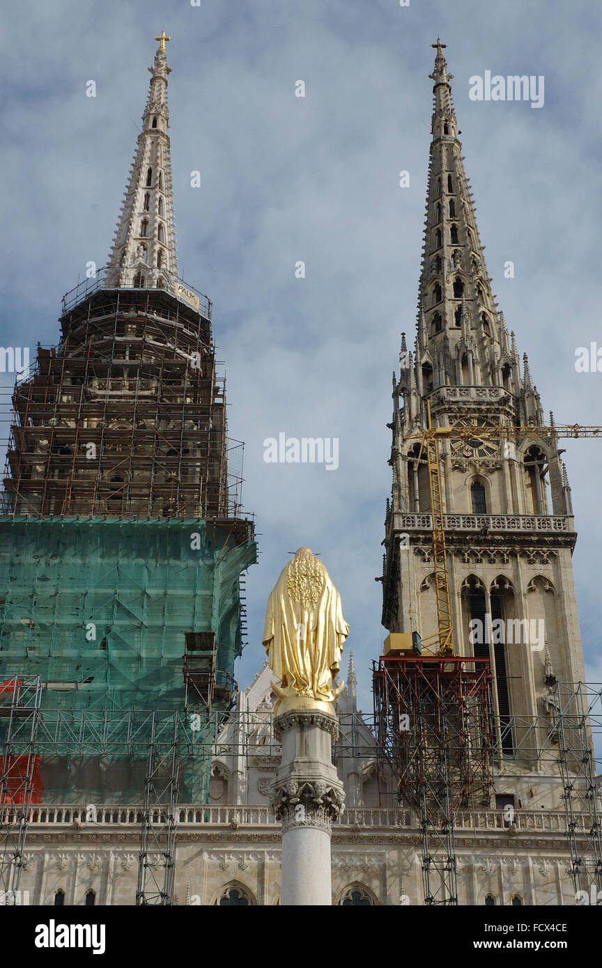 Virgin Mary statue and Zagreb cathedral, Kaptol trg square Kaptol ...