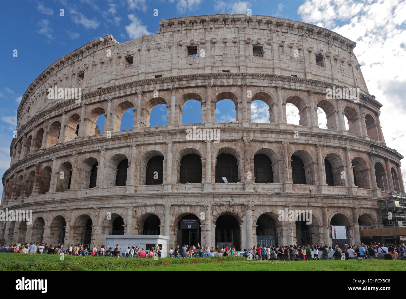 Roman amphitheatre crowd hi-res stock photography and images - Alamy