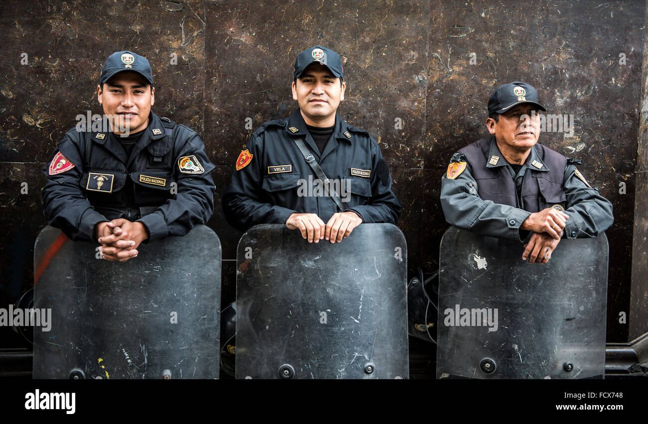 Lima policeman hi-res stock photography and images - Alamy
