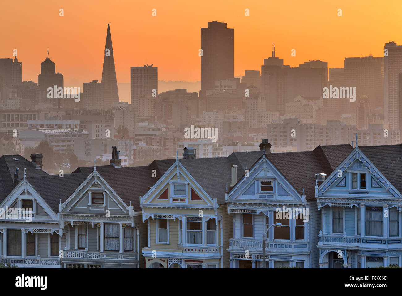 Victorian building scape hi-res stock photography and images - Alamy