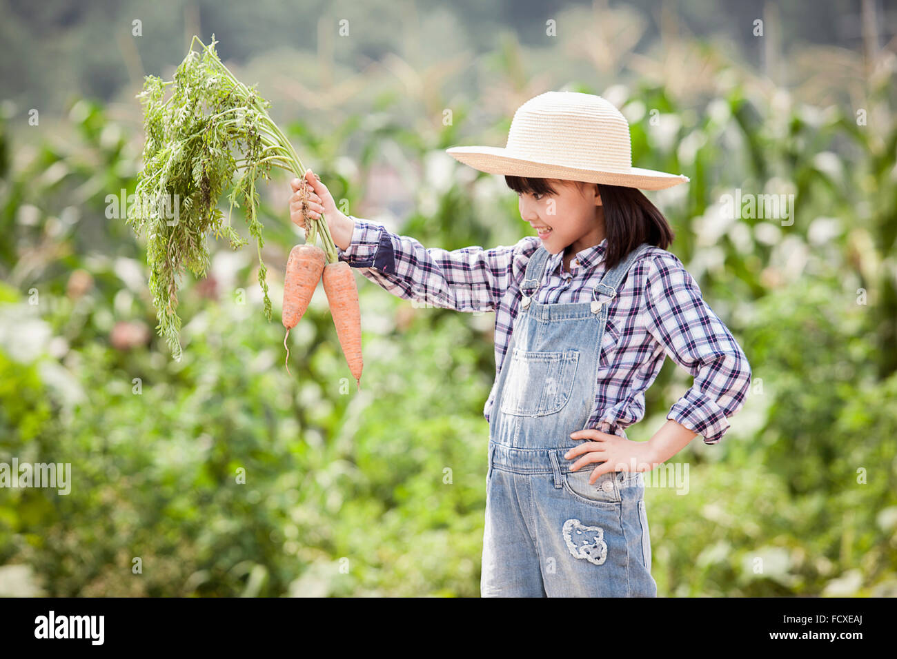 Girl in field straw hat hi-res stock photography and images - Alamy