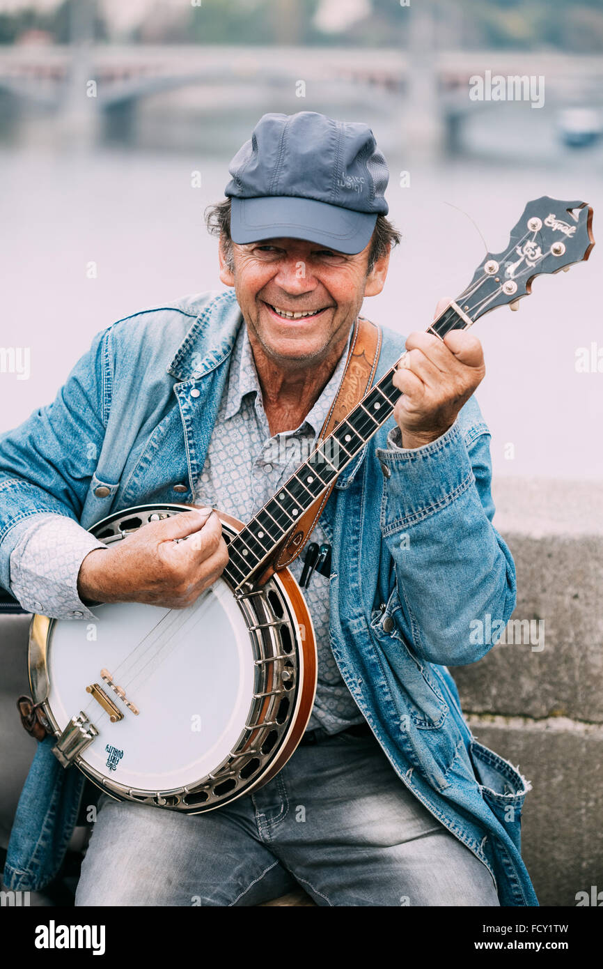 Old busker and banjo hi-res stock photography and images - Alamy