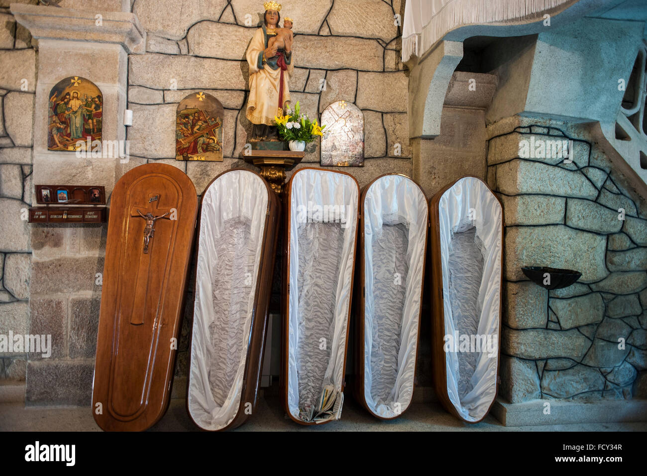 In the church of Santa Marta de Ribarteme (Pontevedra) have the coffins ...