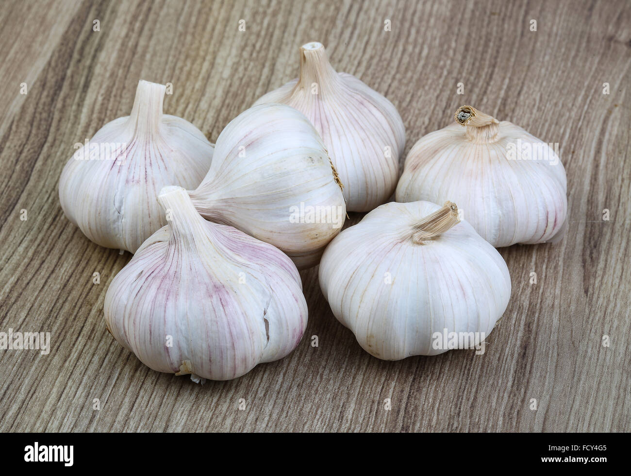 Fresh ripe Garlic heap on the wood background Stock Photo - Alamy
