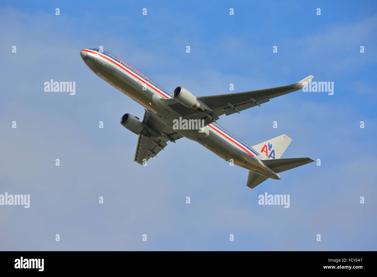 American Airlines Boeing 767-300ER N373AA taking off at Heathrow ...