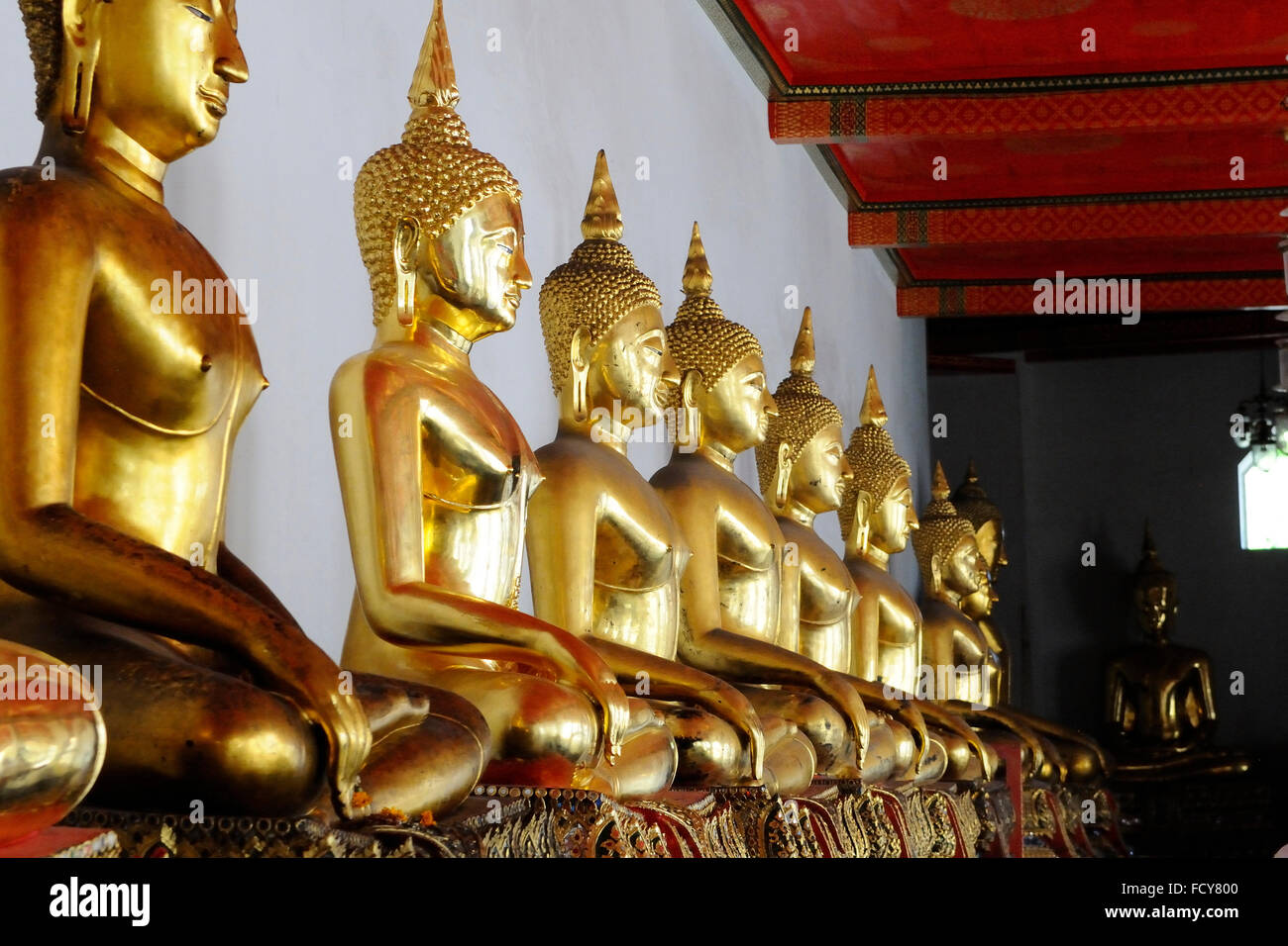 Statues of lord buddha hi-res stock photography and images - Alamy