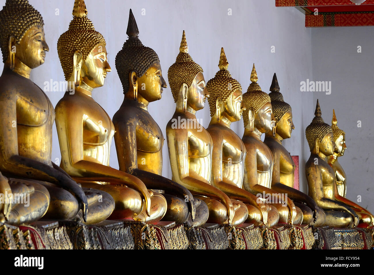Statues of lord buddha hi-res stock photography and images - Alamy
