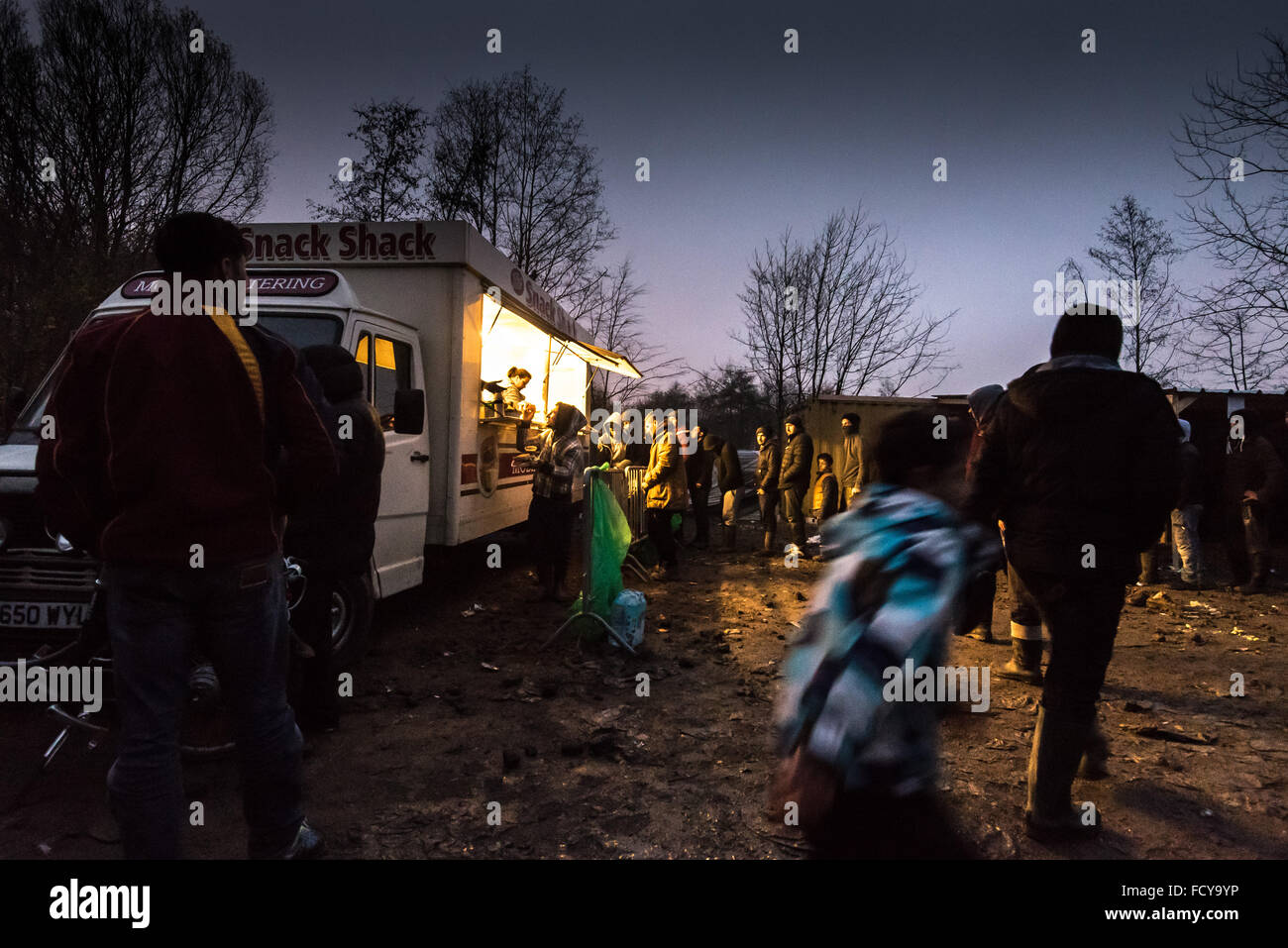 Refugee food queue hi-res stock photography and images - Alamy