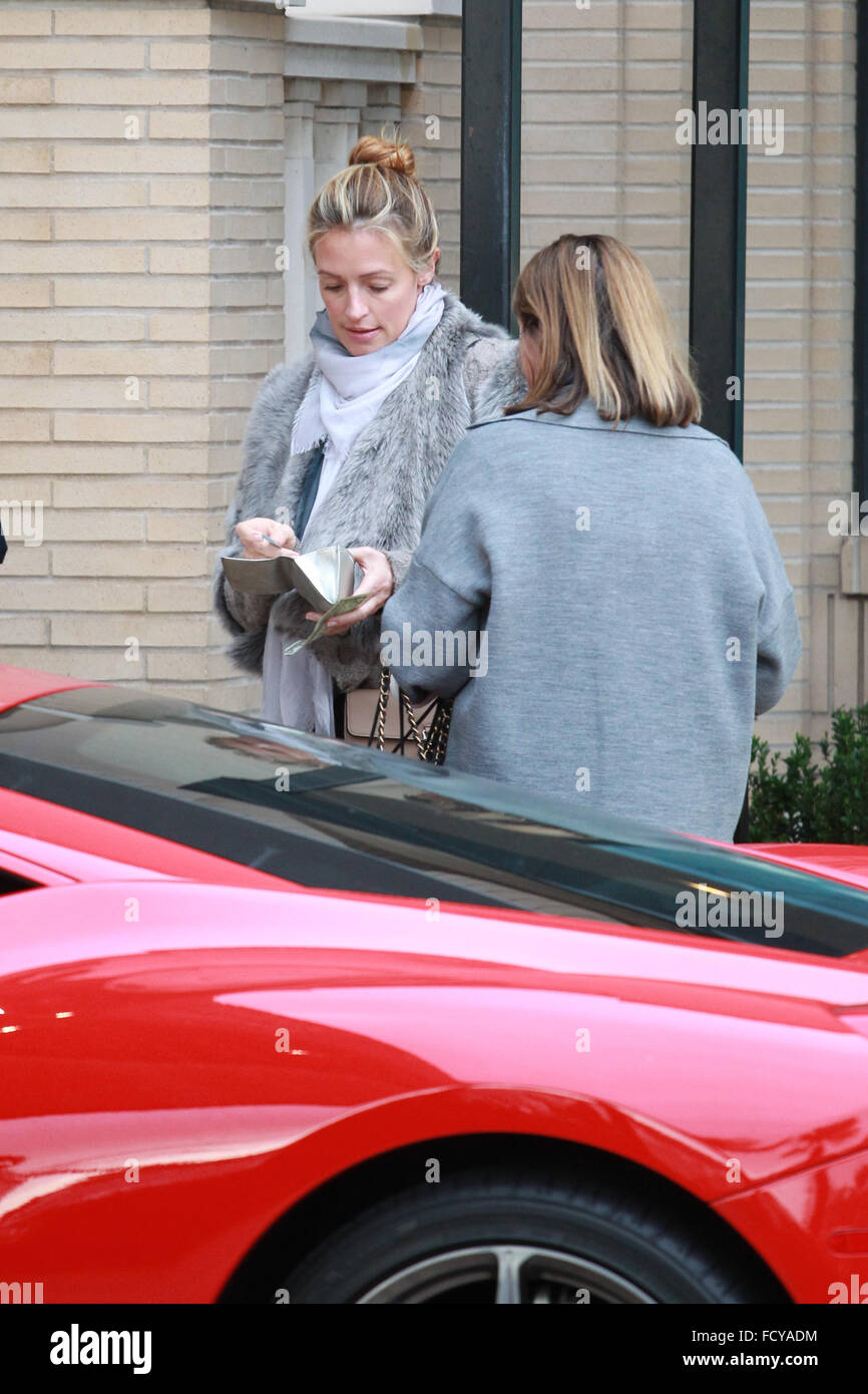 Pregnant Cat Deeley out on last minute christmas shopping at Barneys in ...