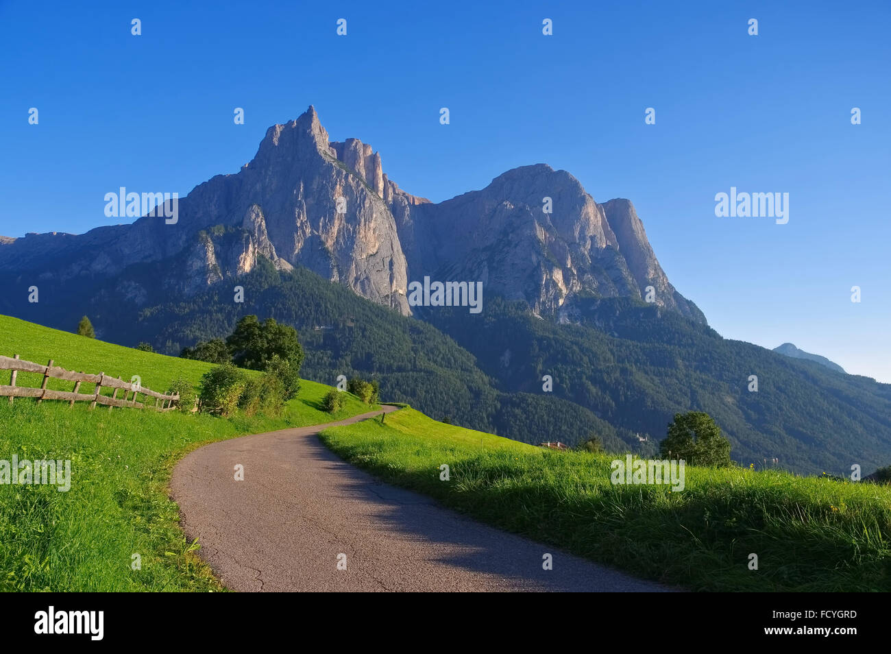 der Berg Schlern in Südtirol, italienische Dolomiten - mountain Schlern ...