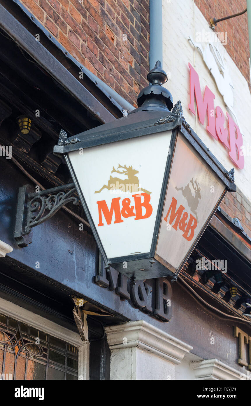 Old fashioned pub hi-res stock photography and images - Alamy