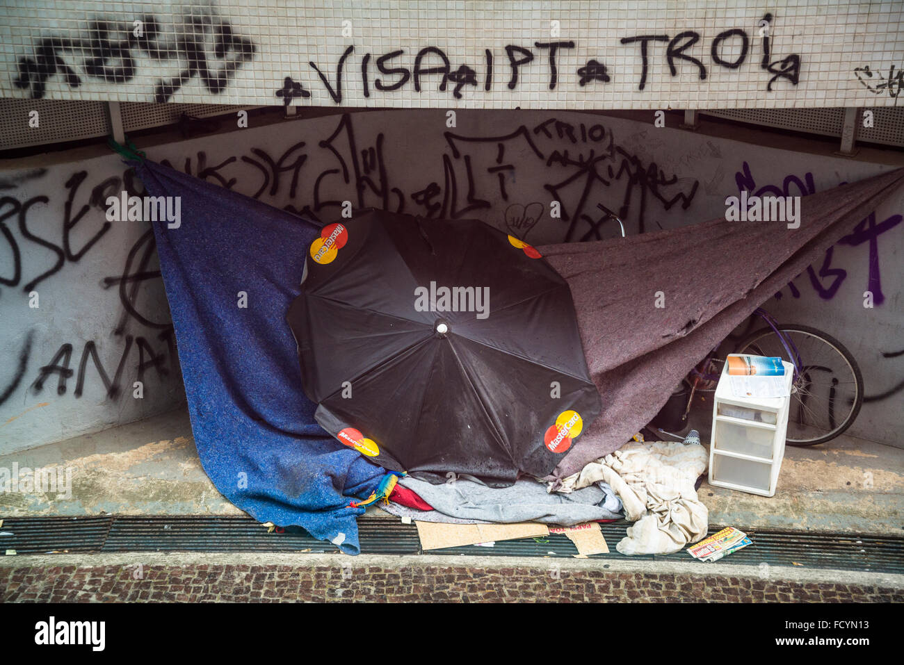 Homelessness shelter hi-res stock photography and images - Alamy